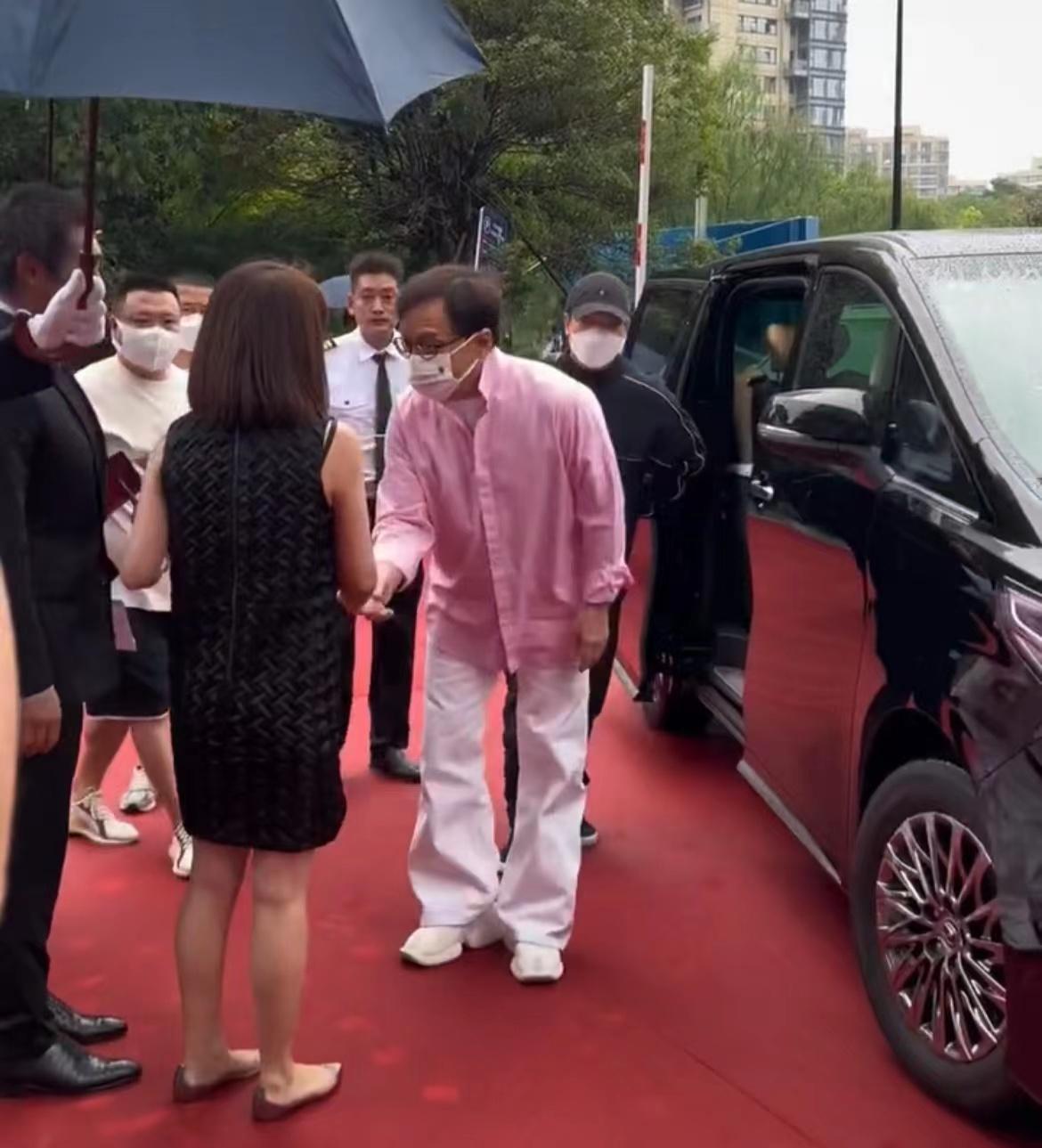 Jackie Chan settled in Hangzhou!Qing moved to his new house to cook and ...