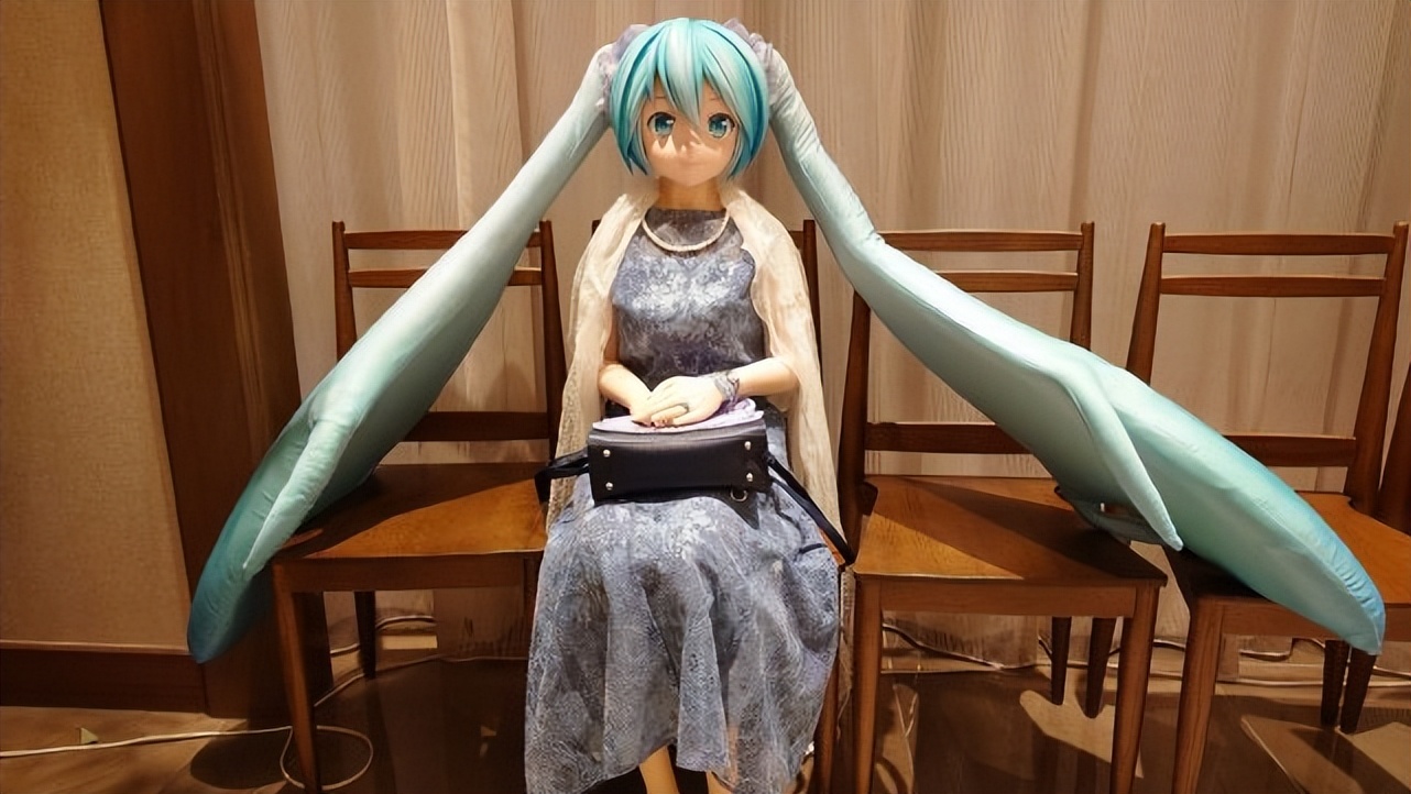 Hatsune Miku's husband prepares candlelight dinner and pays two ...
