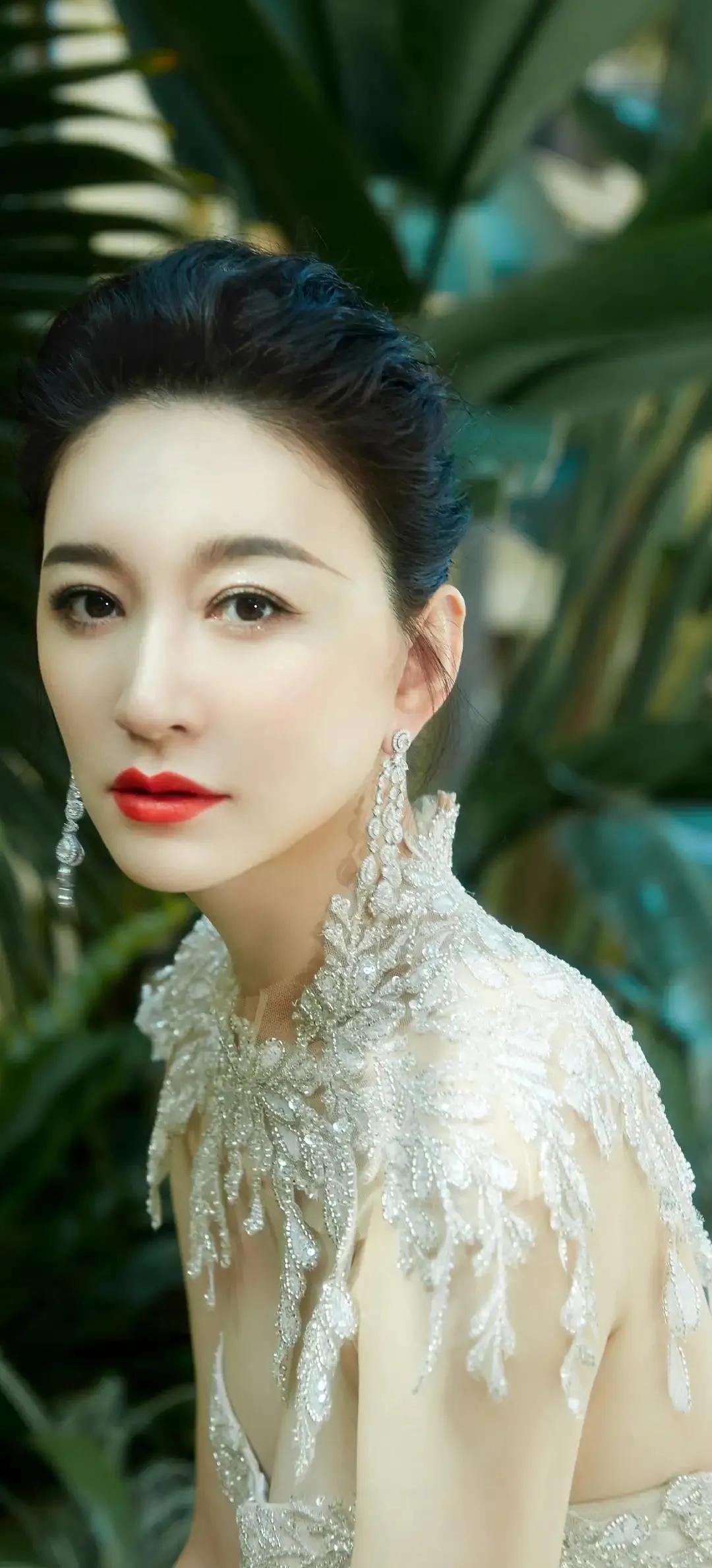 Li Xiaoran: The skin is white and beautiful, dignified and majestic ...