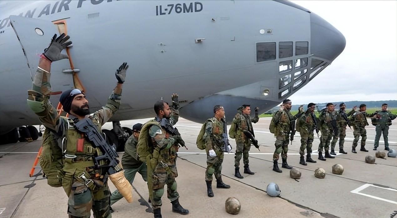 The parachute jumping performance of the Indian Army paratroopers ...