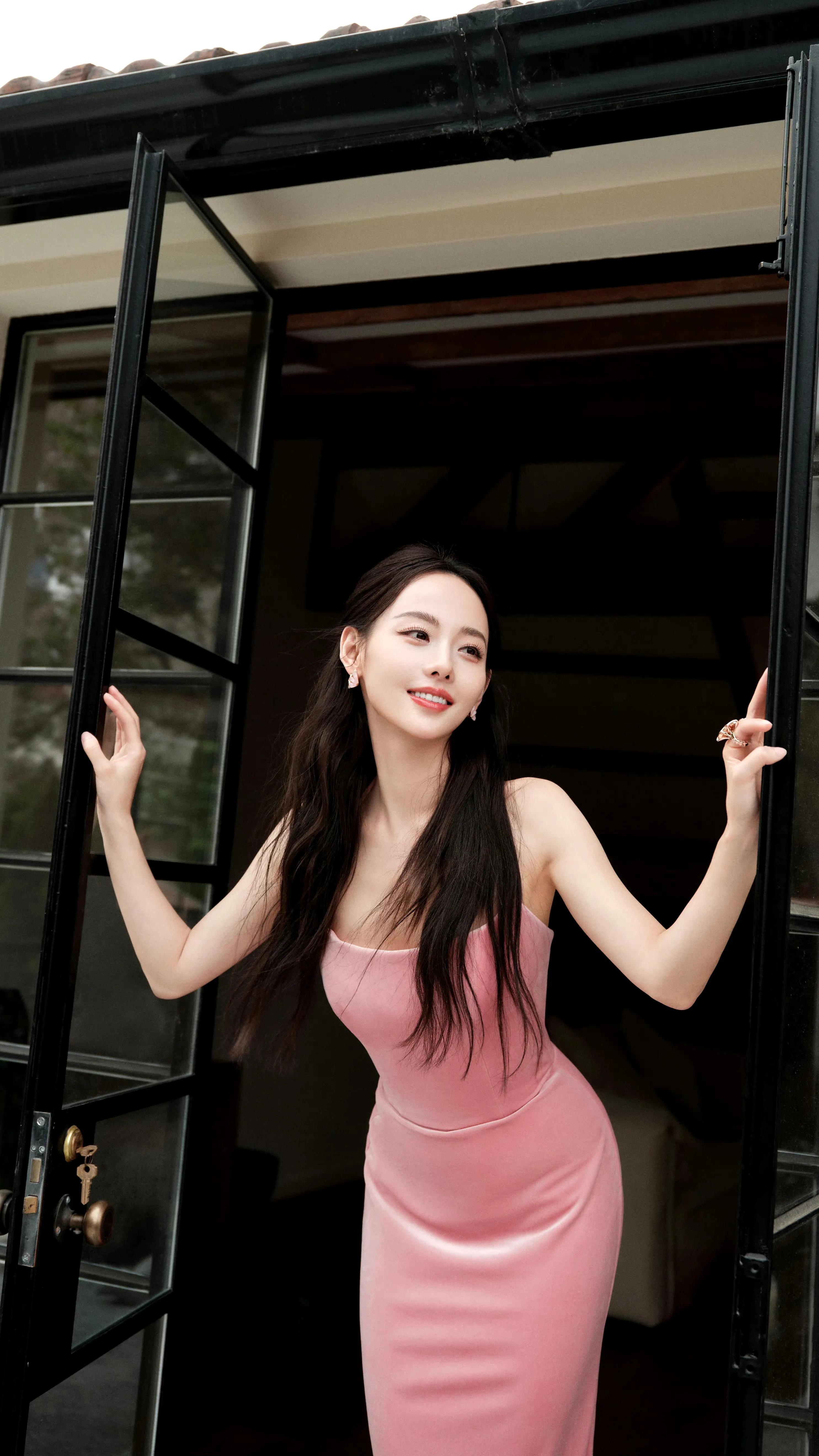 Elegant and noble Zhang Jiani - iNEWS