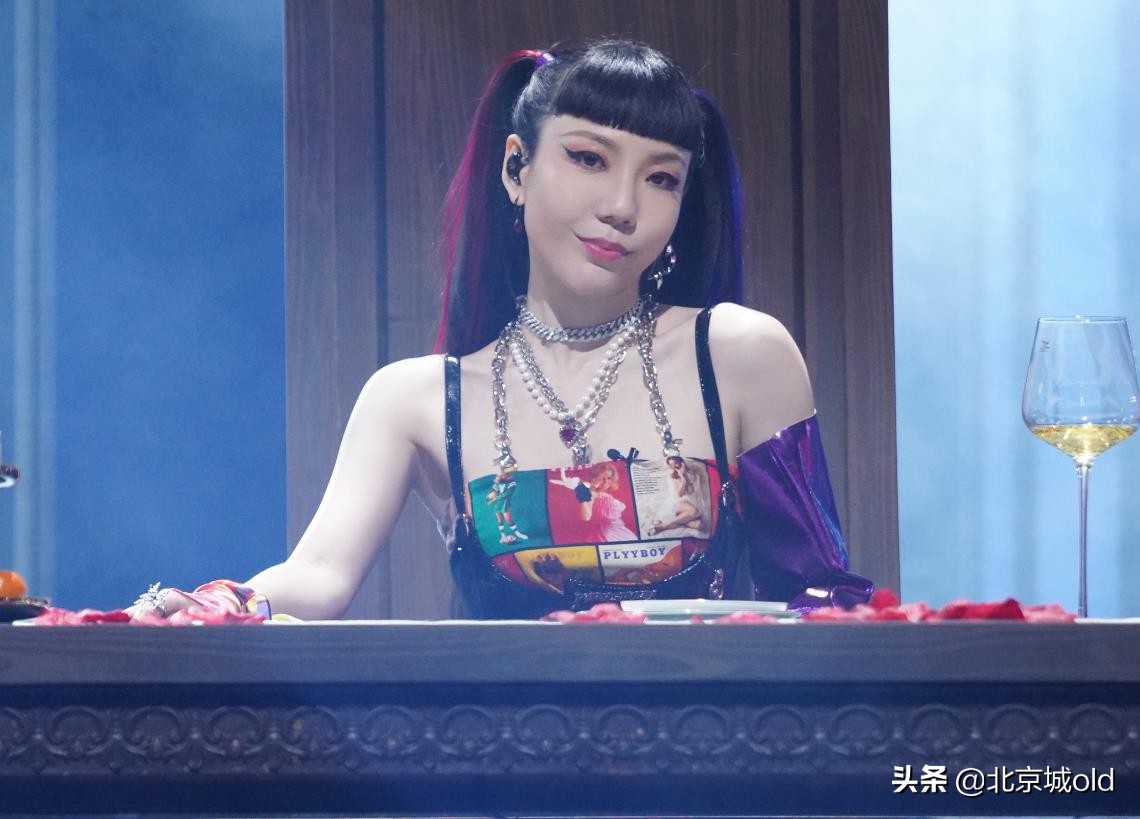 "The Glitter Band" Liang Long staged the stage play, Wu Mochou turned ...