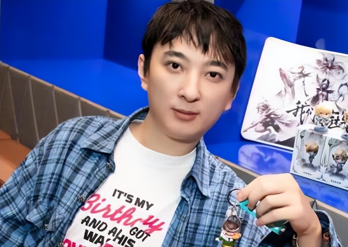 It was revealed that Wang Sicong was a father, holding a baby and ...