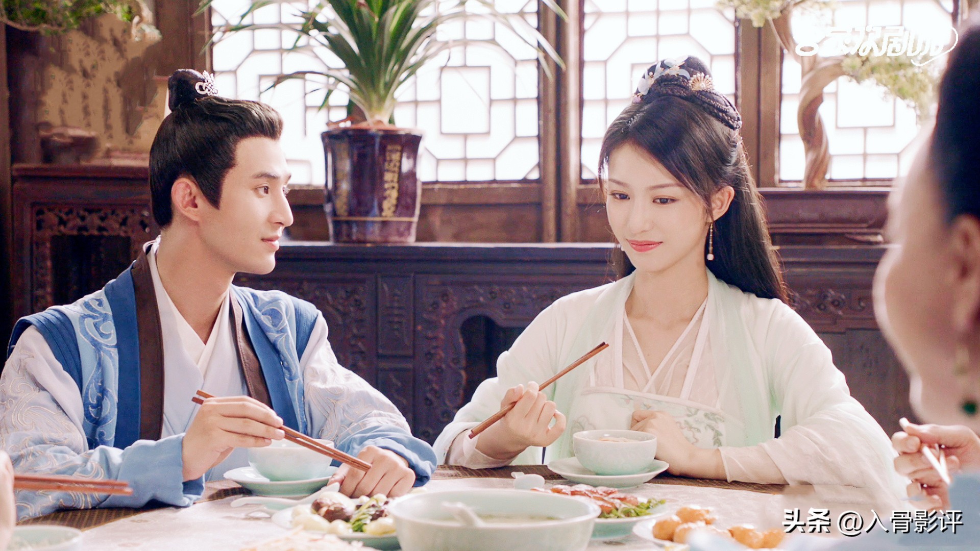 "Under Li You": Li You is favored by two young ladies, and there are ...