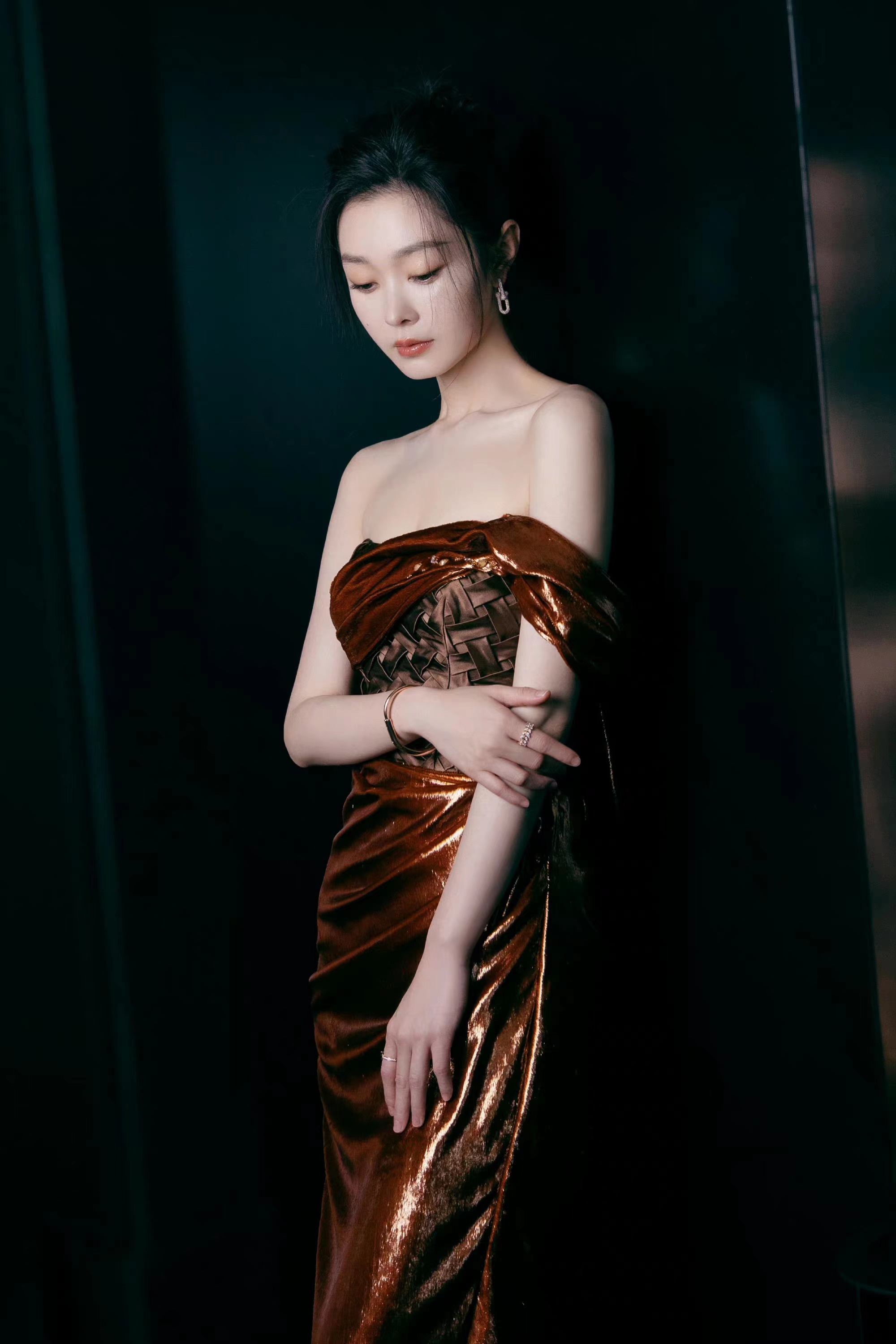 Song Yixin's beautiful shape is out of the circle, wearing a gilded ...