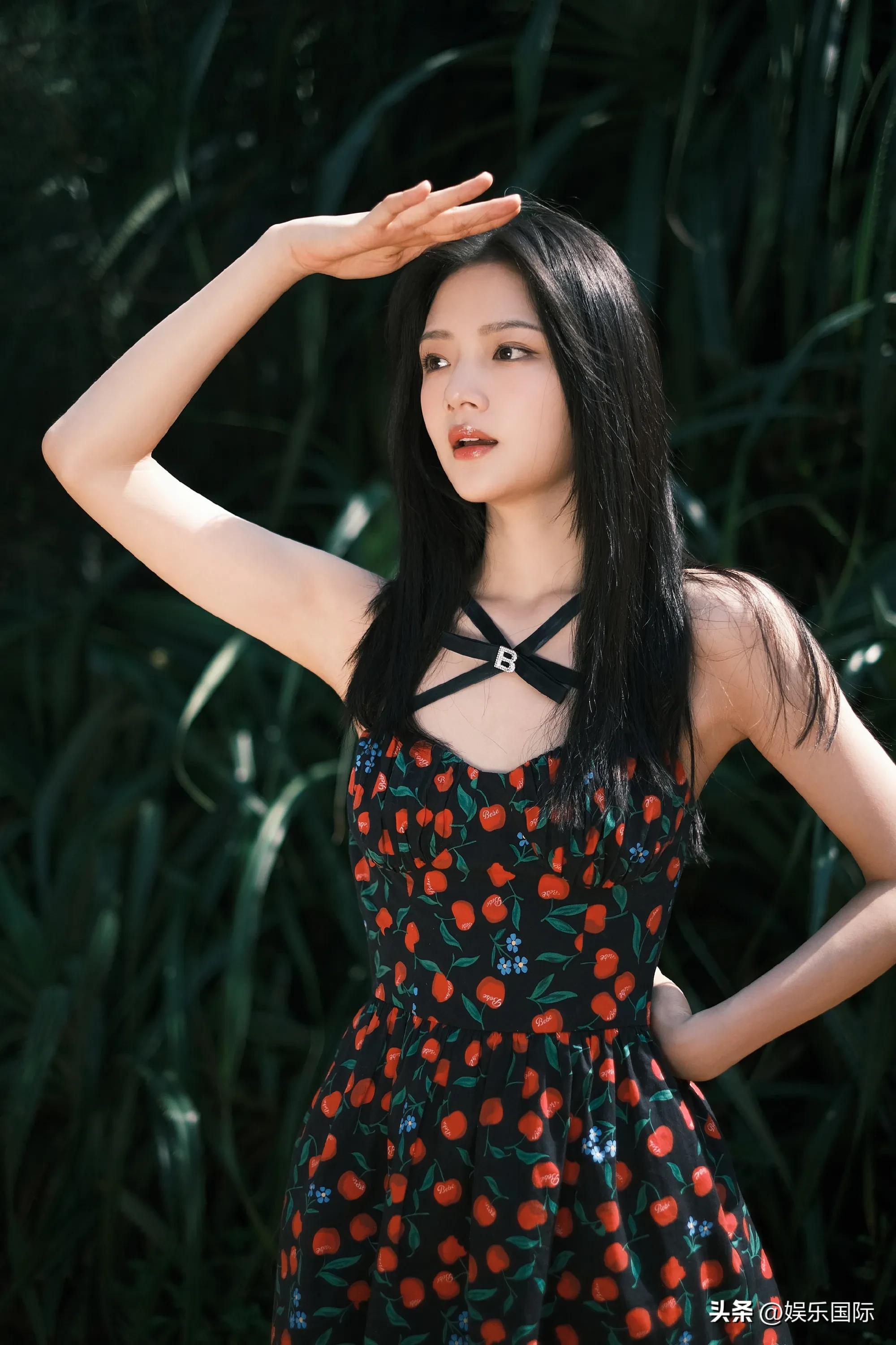Ren Min wears a cherry floral skirt to take a beautiful photo - iMedia