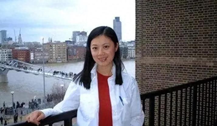 Former CCTV hostess Jiang Feng returned to her alma mater and took a ...