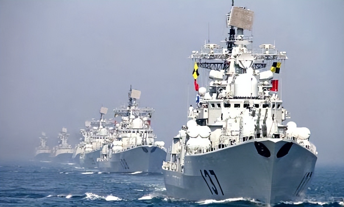 The waste heat of the modern-class destroyer, transformed into a fire ...