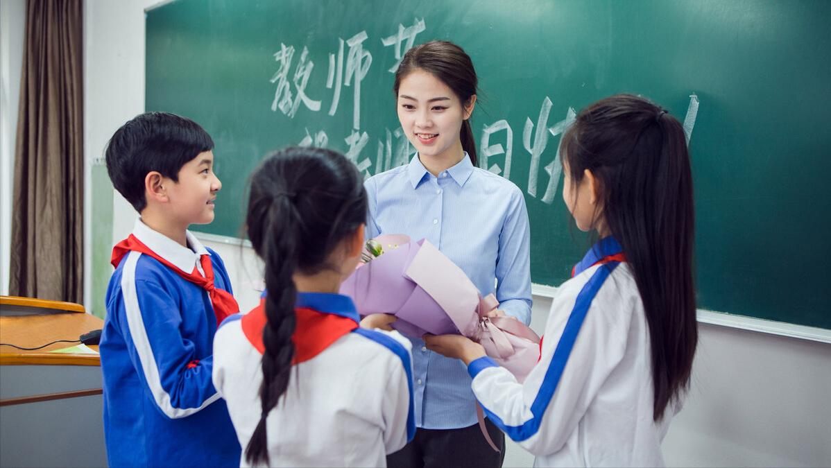 Teacher bride "takes time" for online classes!Dedicated?For a show ...