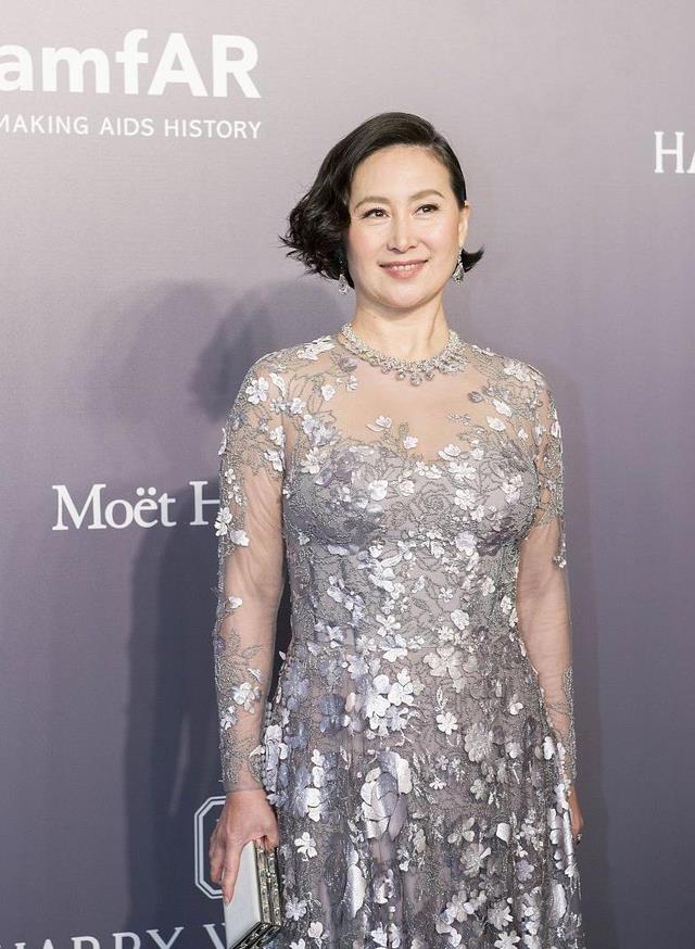 He Chaoqiong and He Chaoyi are really sisters. They stand side by side ...