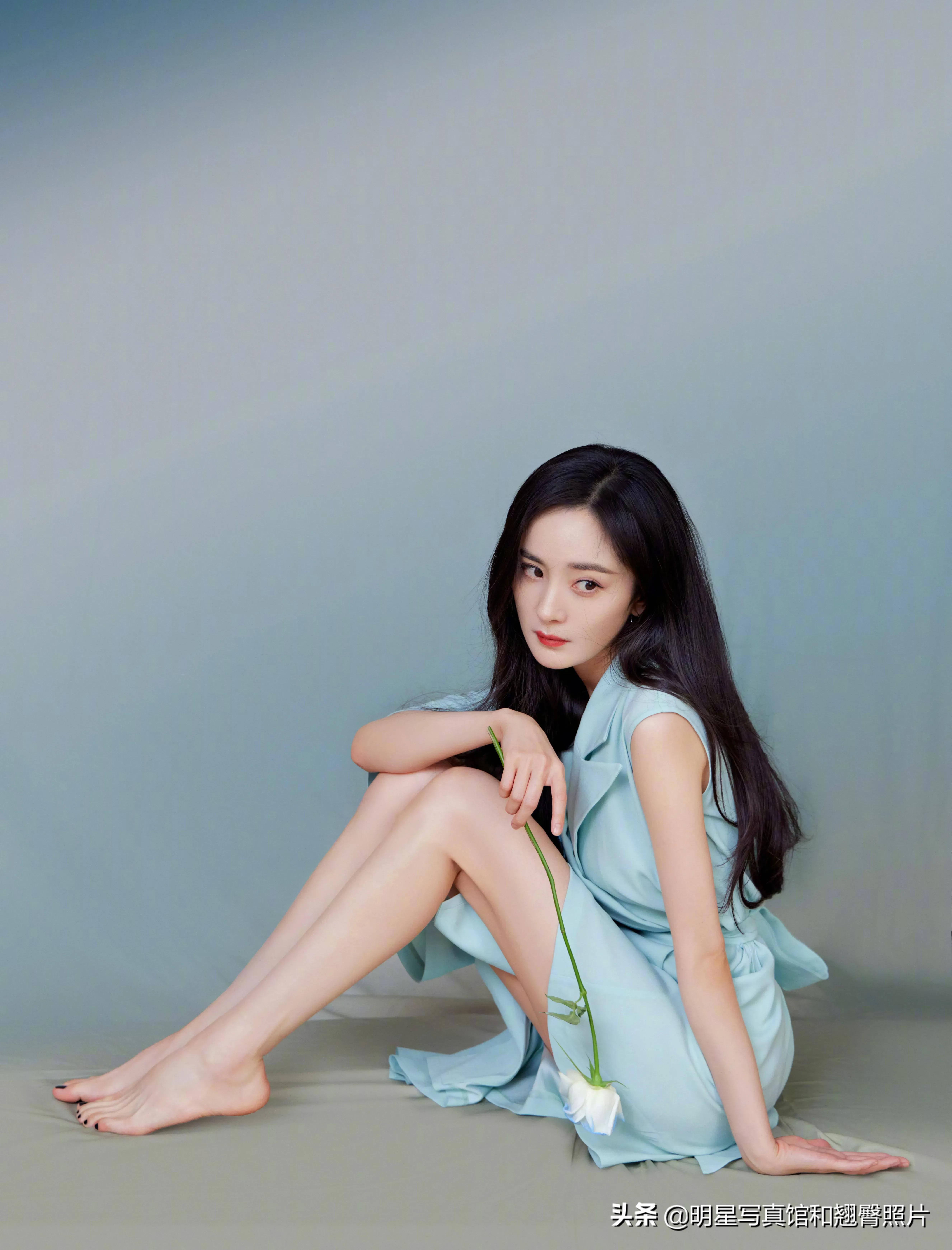 Yang Mi's beautiful buttocks and long legs - iNEWS