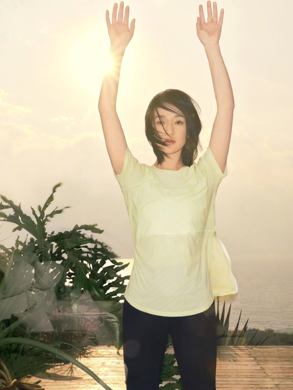 Unlimited vitality! Zhou Xun's latest seaside vacation style photo - iMedia