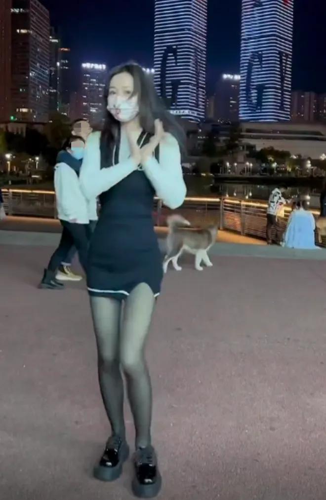 Liu Yan's sexy black silk, roadside dance, attracts everyone's attention - iNEWS