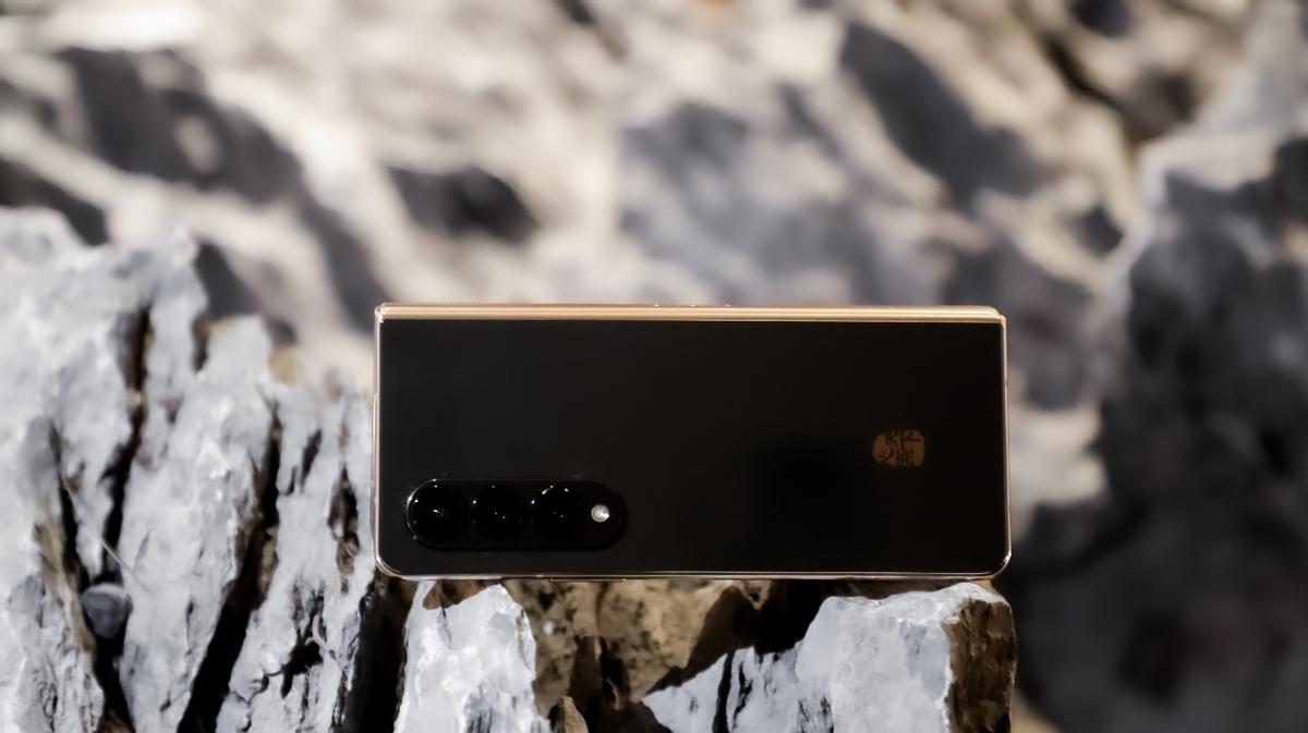 Dazzling Black Gold Free Folding Heart for the World Samsung W23 - iNEWS