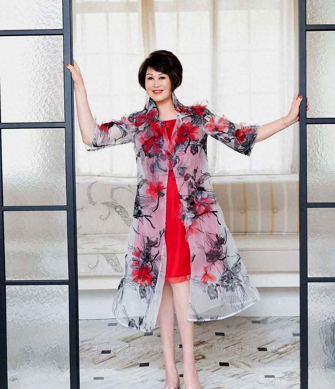 73-year-old Jin Yuxi made her relationship public, showing her ...