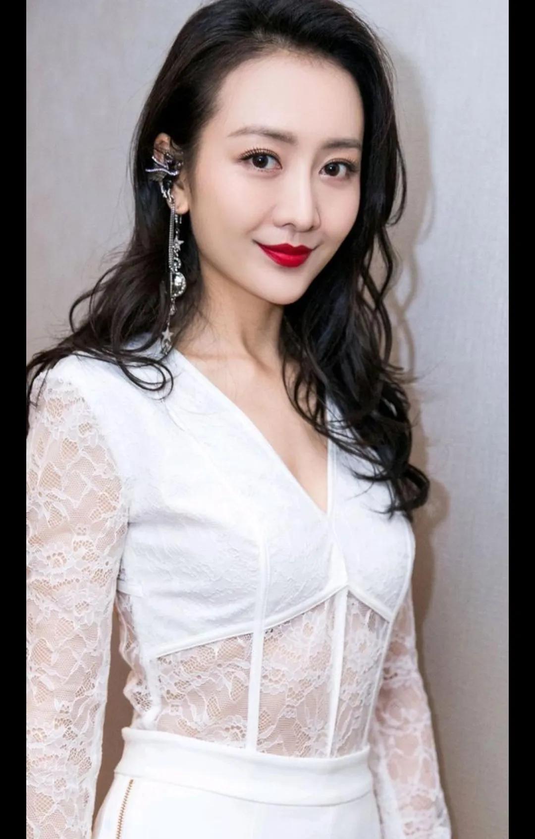 Sexy, charming, chesty and compelling Wang Ou photo - iMedia