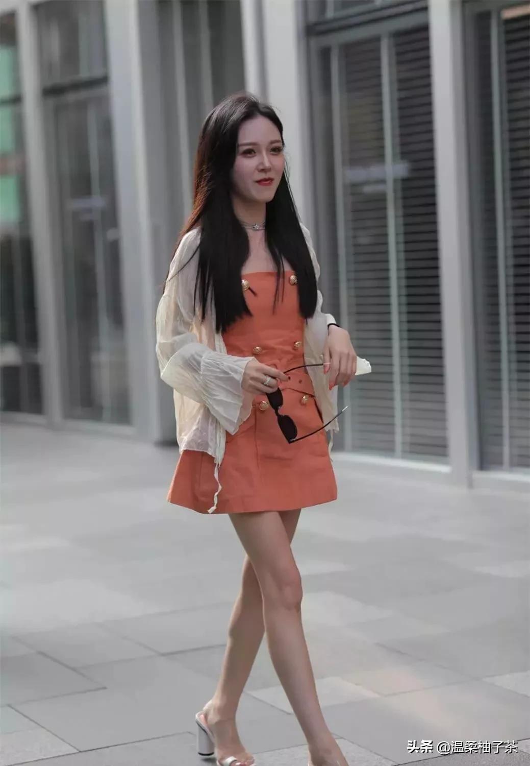 Street shooting: sweet-looking girl - iNEWS