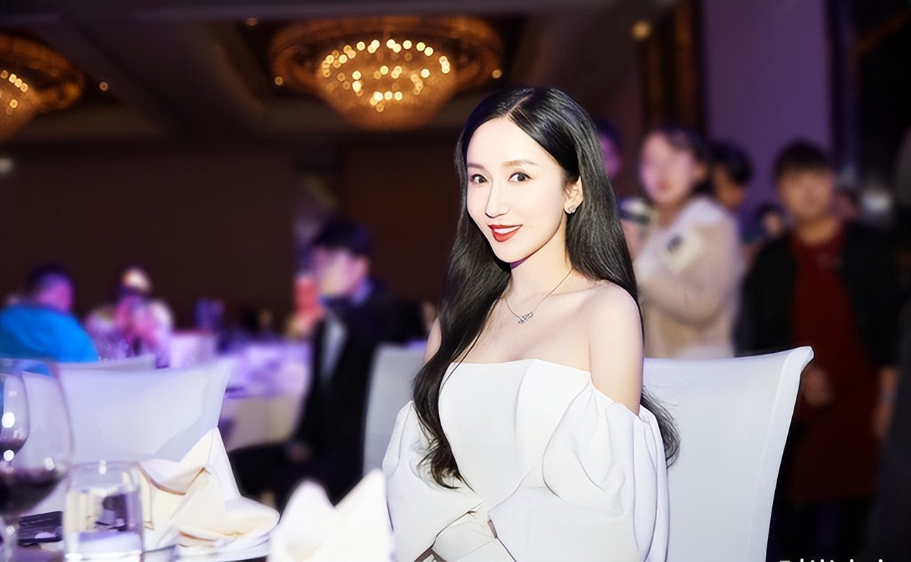 The face collapsed after plastic surgery, and then slowly recovered ...