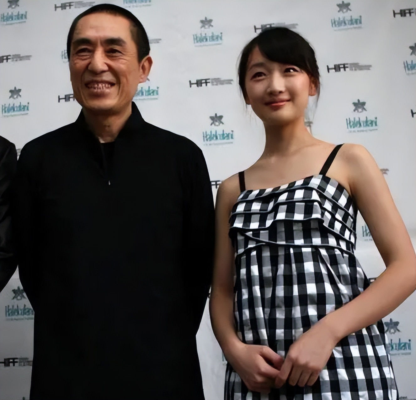 72-year-old Zhang Yimou coaxes children on the set!Holding the baby ...