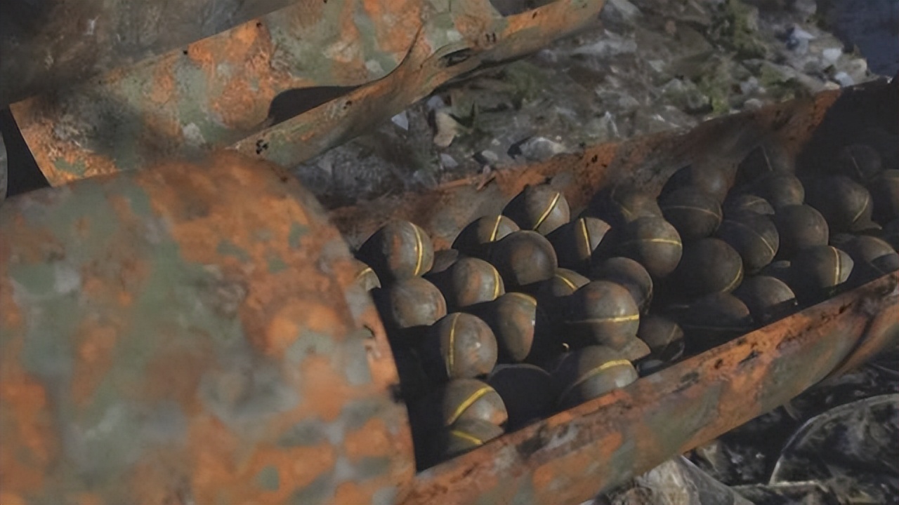 The Russian army went crazy, and the giant cluster bomb exploded into a ...