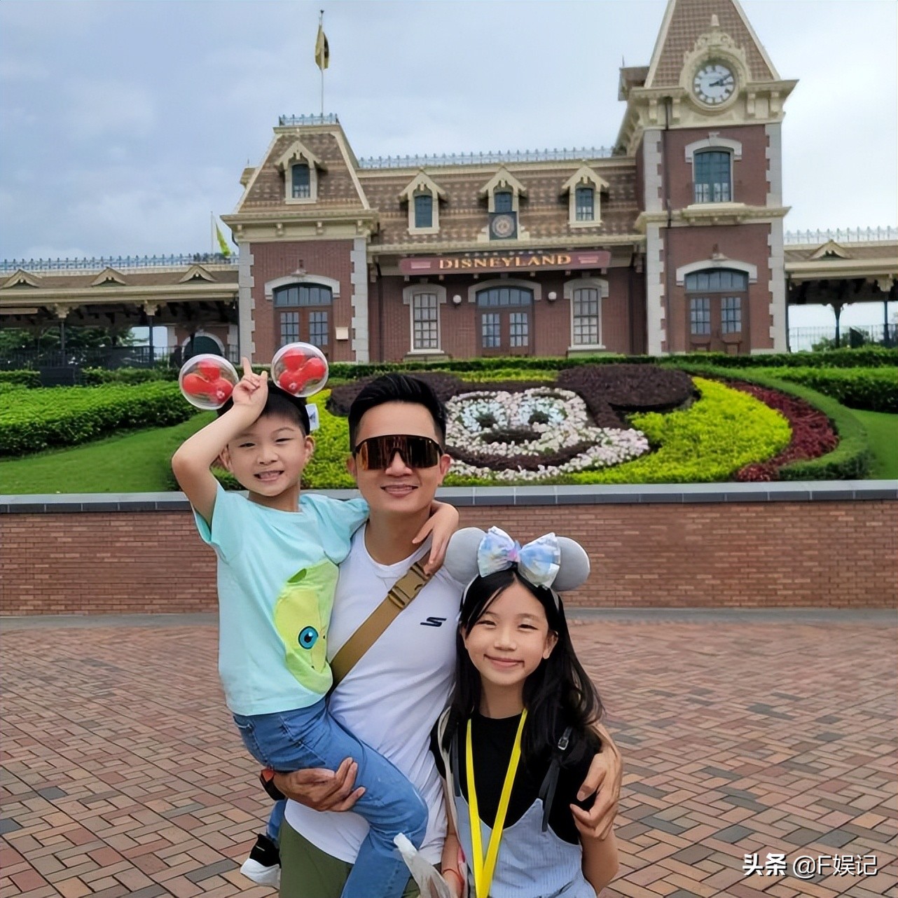 TVB artist Hu Nuoyan took his family to the theme park for three ...