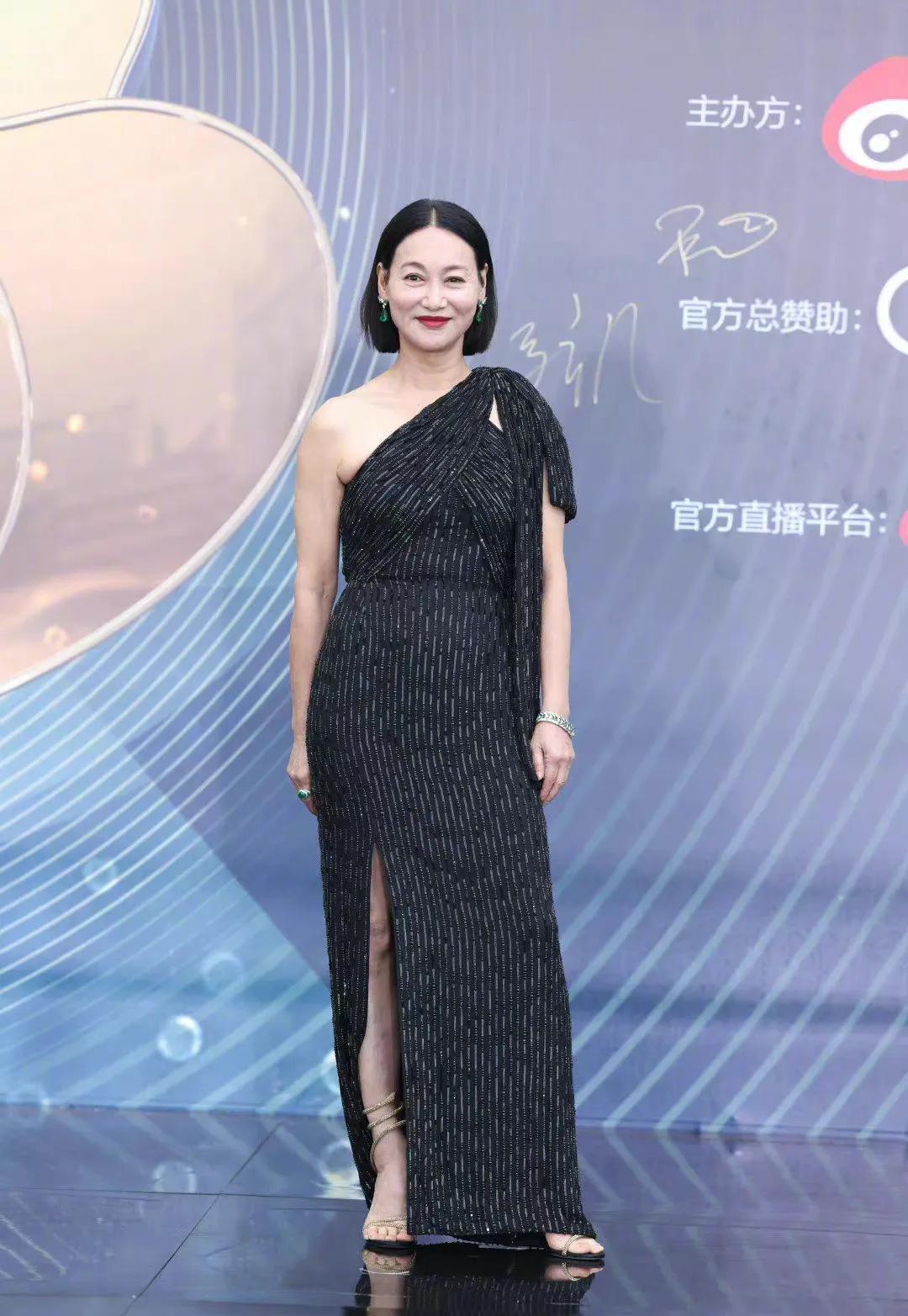 It's hard to describe the look of the actress on Weibo night: Ren Min ...