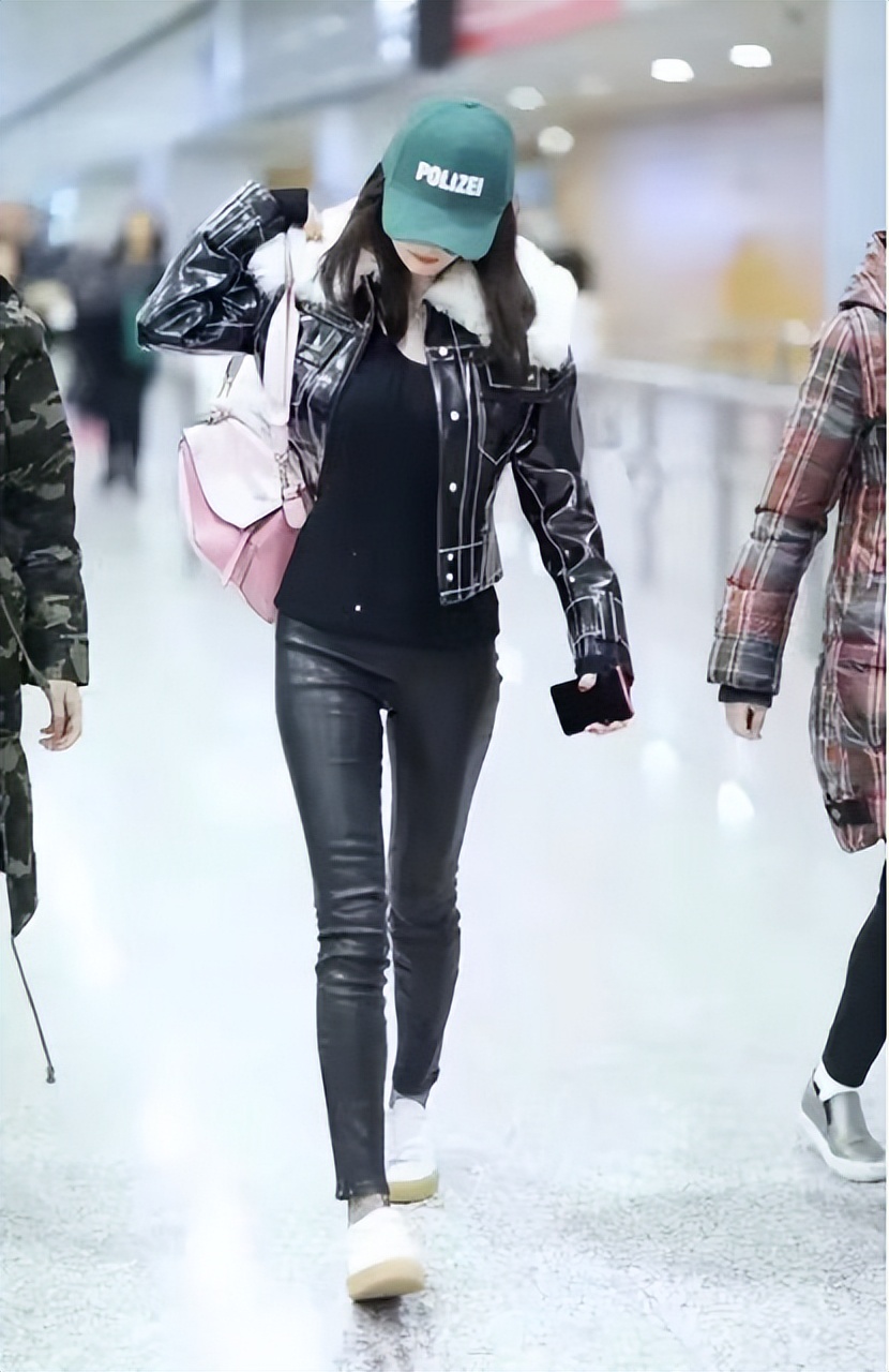 Yang Mi really knows how to dress up, the shirt and brown coat are neat ...