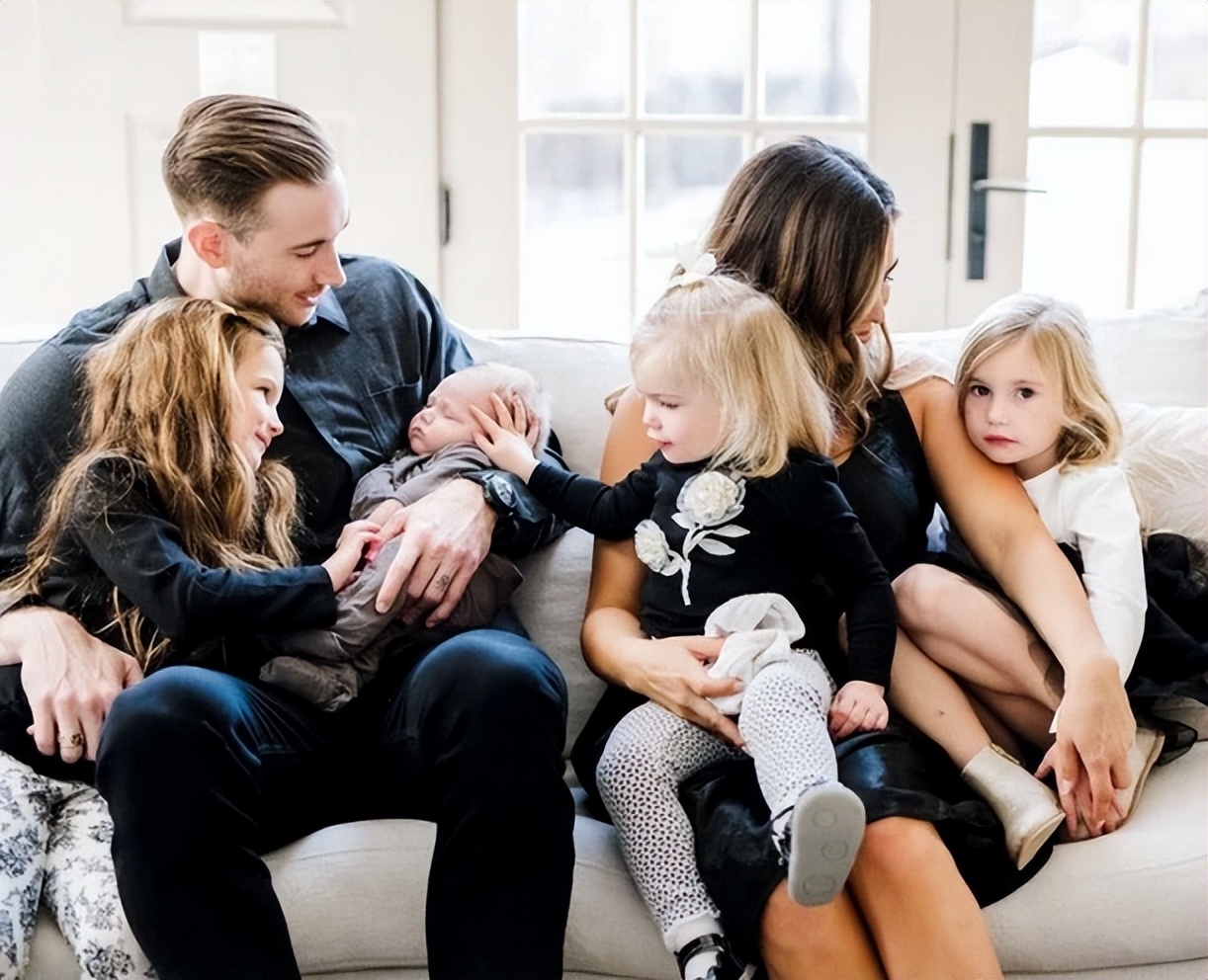 NBA Hayward's family photo!His wife gave birth to 3 daughters and 1 son ...