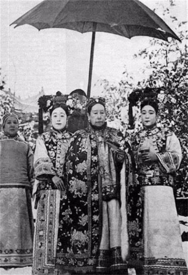 The maid with the highest status in the Qing Dynasty, when she sat at ...