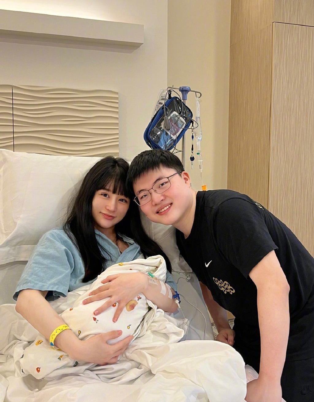 Congratulations Uzi!Puppy upgrades to become a father, posting a group ...