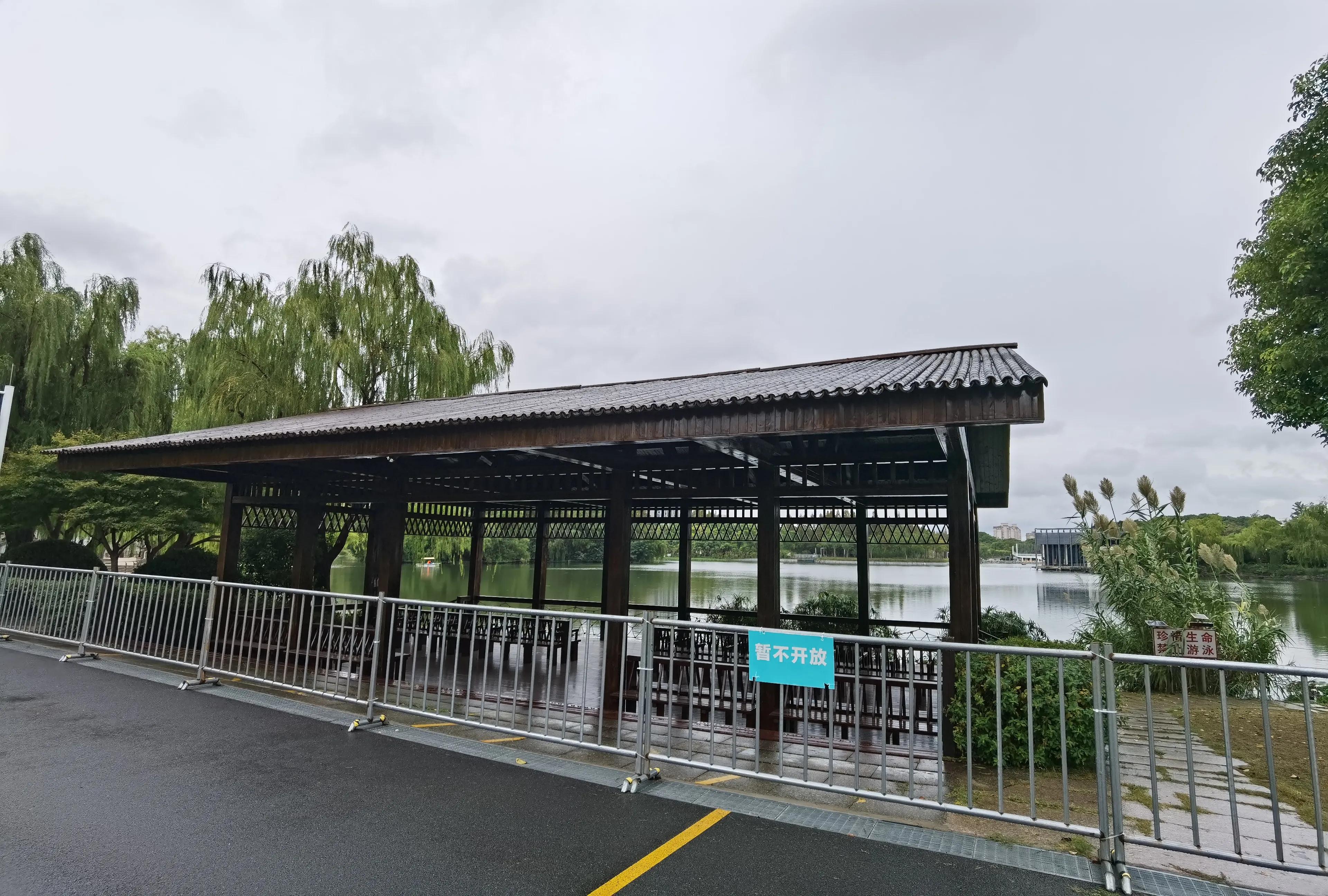 The autumn colors are getting darker, the rain and lotus are crystal ...