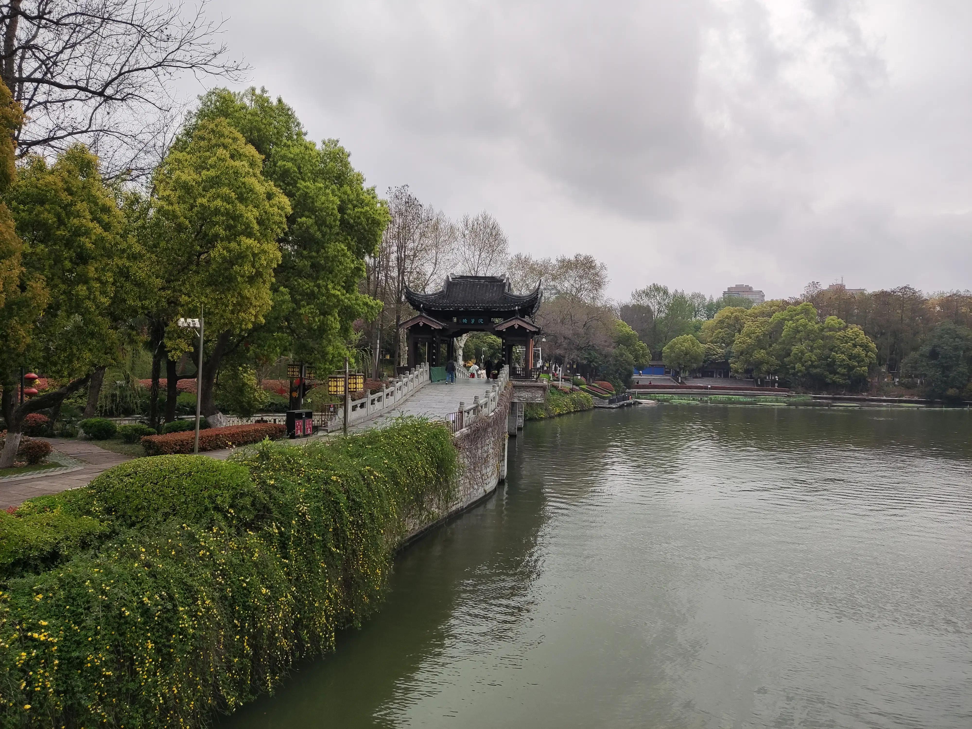 Bailuzhou Park and the Xu Da Clan - iMedia
