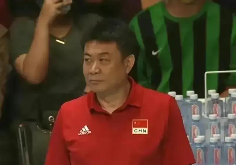 Lang Ping plants trees, Cai Bin enjoys the shade - iNEWS