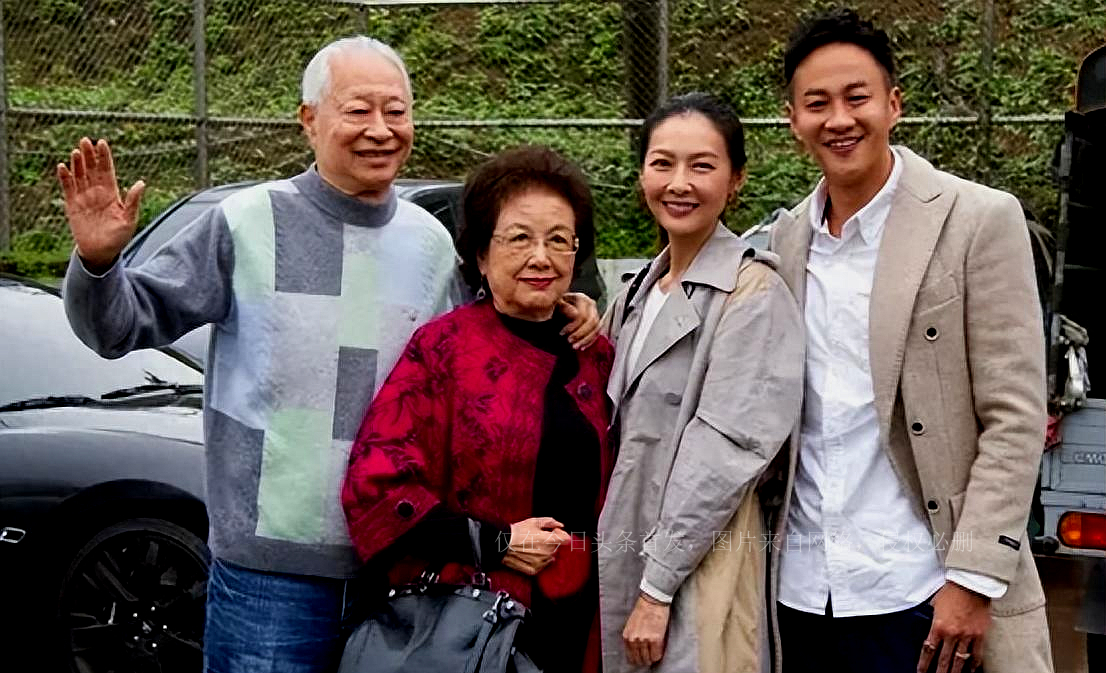 Peter Ho's family portrait reveals that his wife is dressed simply but can't hide her beauty ...