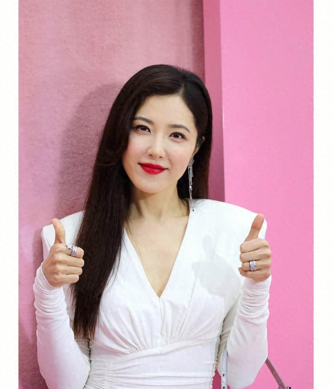 Zeng Li, 46 years old and unmarried, a once-in-two-hundred-year-old beauty. - iMedia