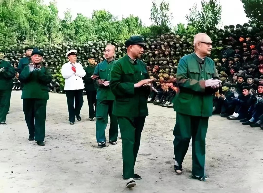 In the old photo from 1975, Ye Jianying and Xiao Ke walked in front, Su ...