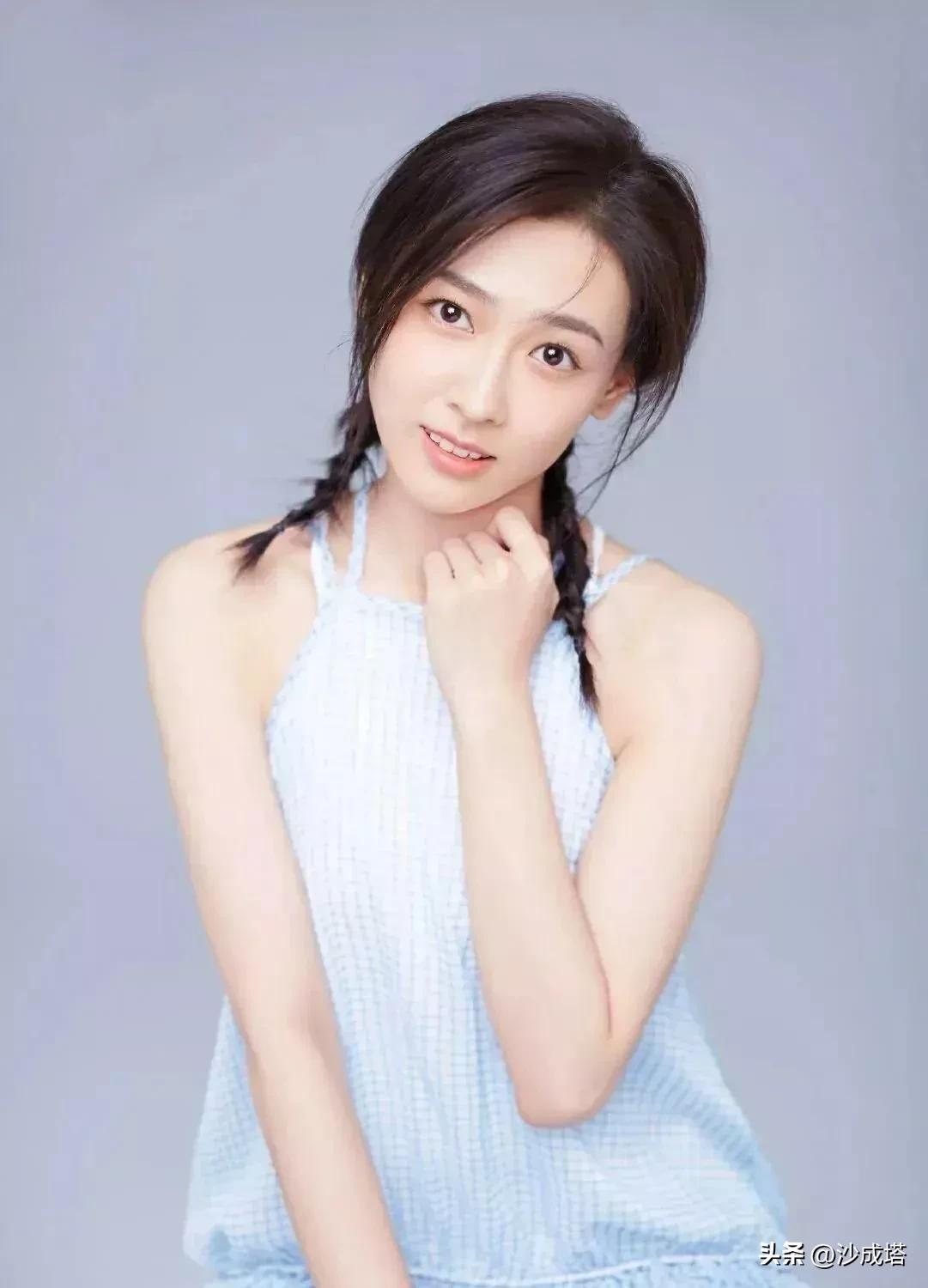 Sexy and charming Ding Xiaoying - iNEWS