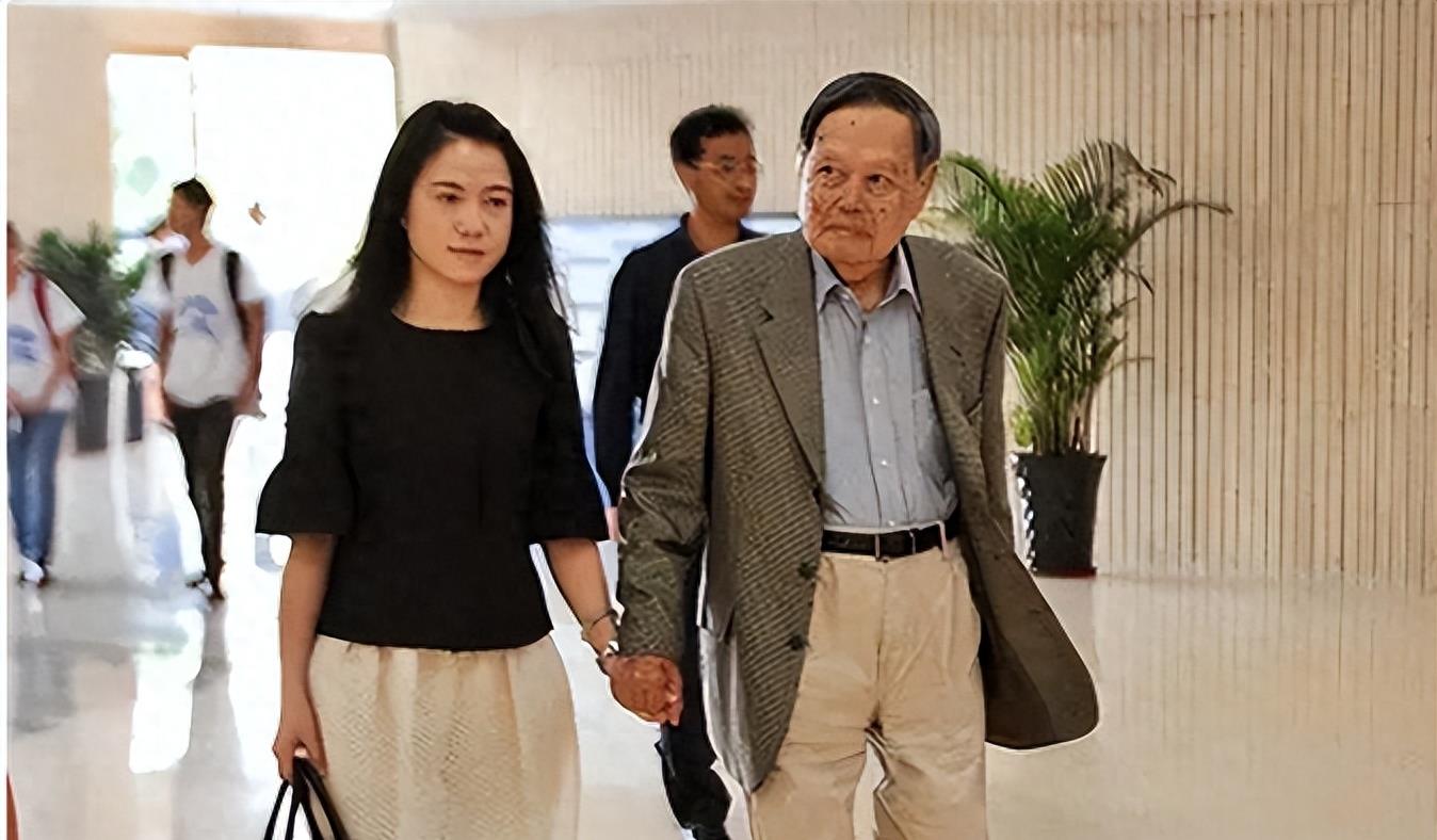 Ms. Weng Fan has also become old because of the situation. She was ...