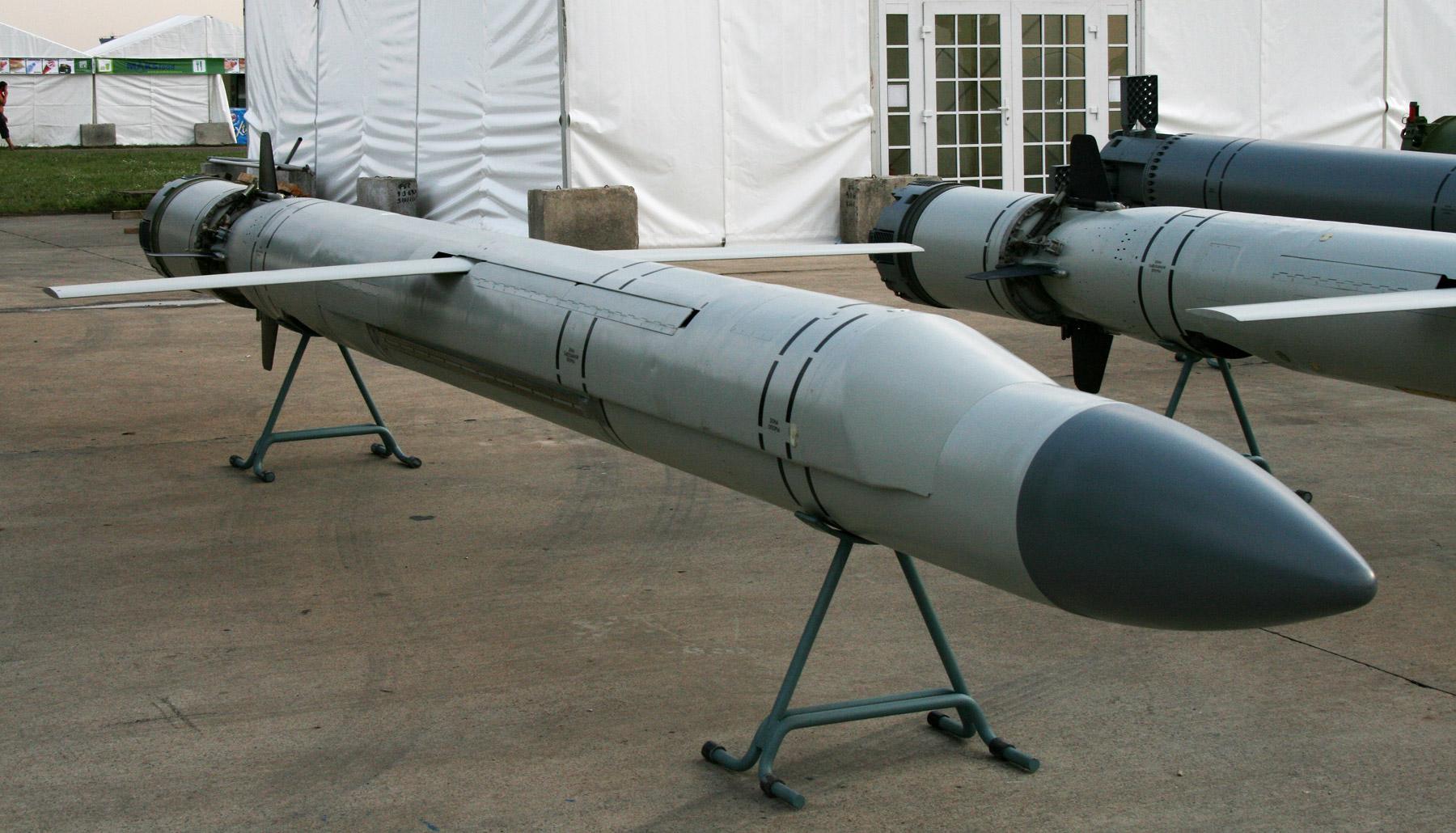 The most important weapon of the country, the YJ-18 anti-ship missile ...