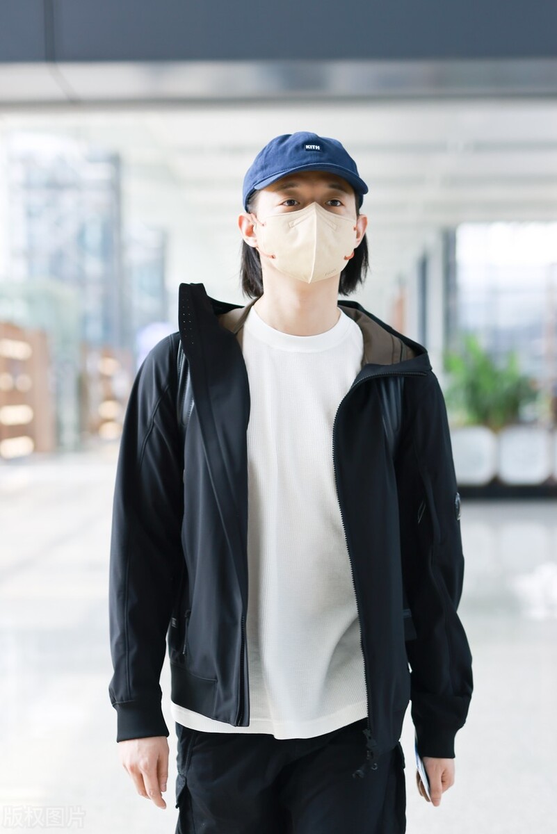 Huo Zun white T-shirt black coat and a woman in a white coat appeared ...