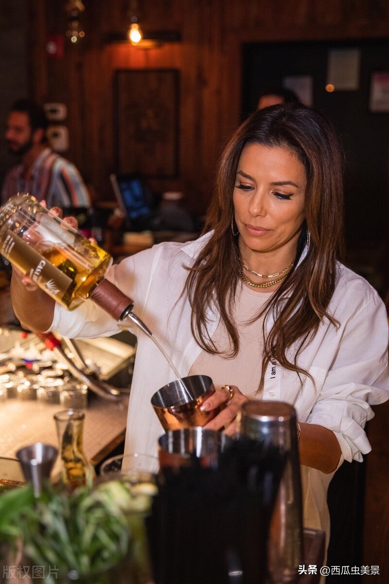Eva Longoria appeared in Miami restaurant, skilled in bartending - iNEWS