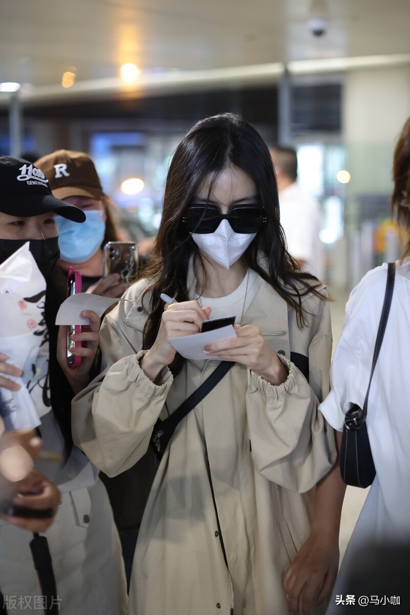 Yang Ying arrived at Shanghai Airport and signed autographs for fans ...