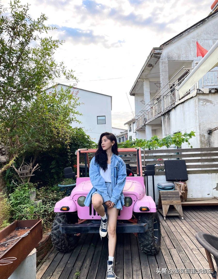 Zhang Ruonan's summer photo shoot is full of vigor, leisurely and ...