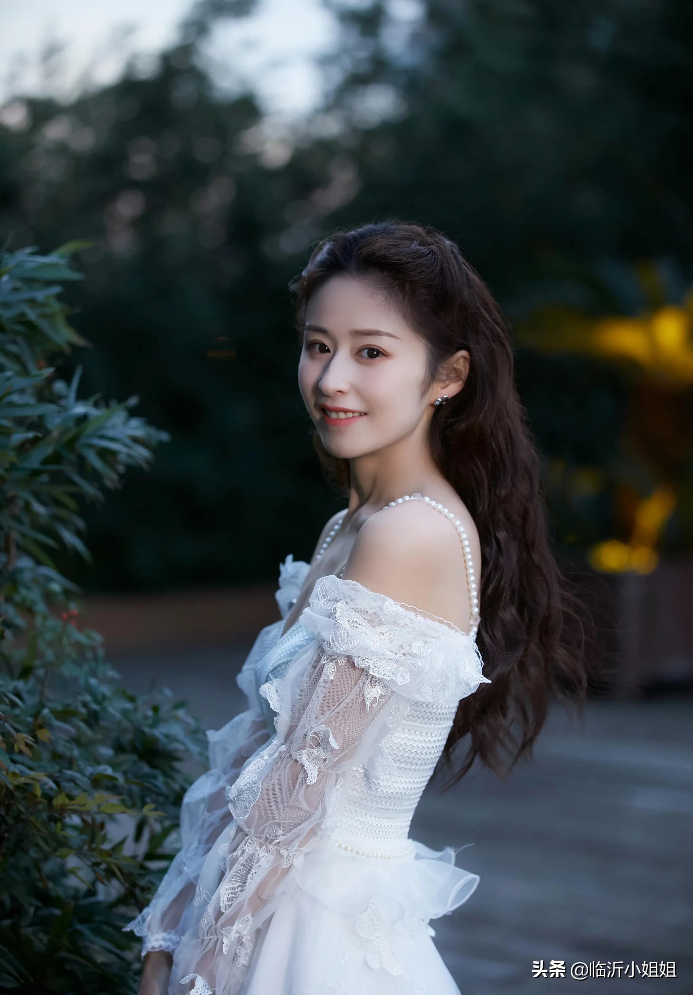 Ying Er, a fresh and refined petite beauty, with a delicate face ...