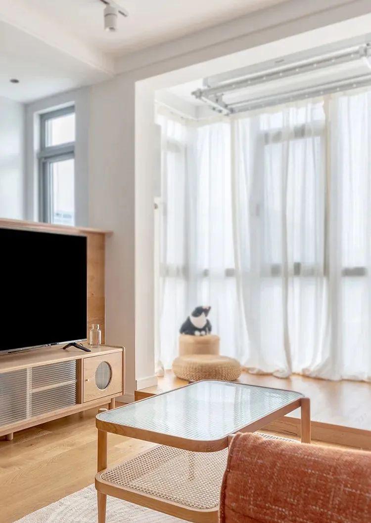 This 46 square meter one-bedroom apartment looks so clean and warm, and ...