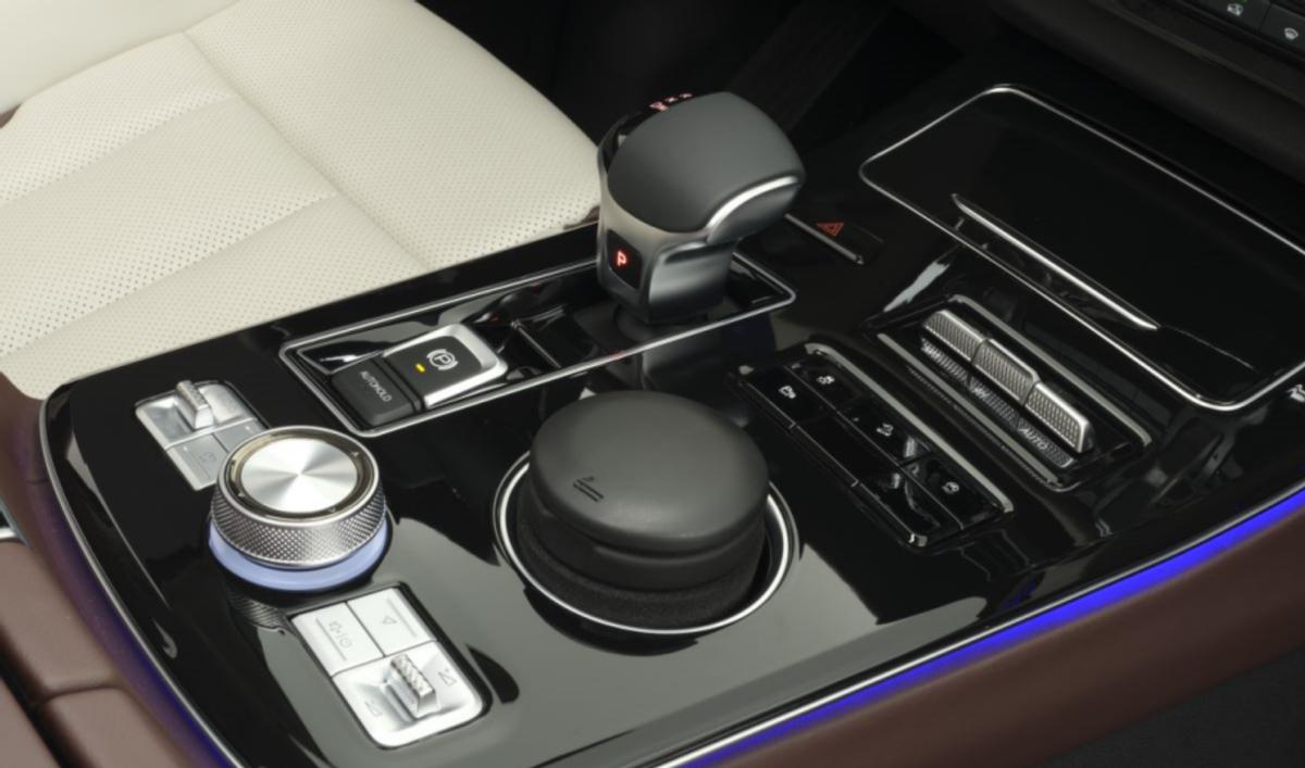 The real car with dual screens of the generals is exposed, and the ...