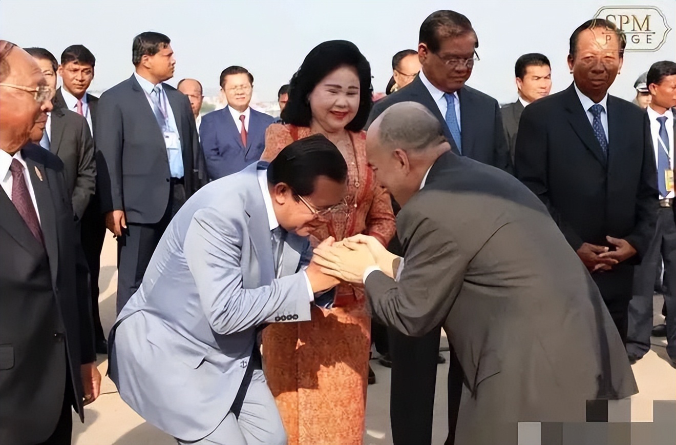 When Hun Sen entered the palace to meet the king, netizens saw the clue ...