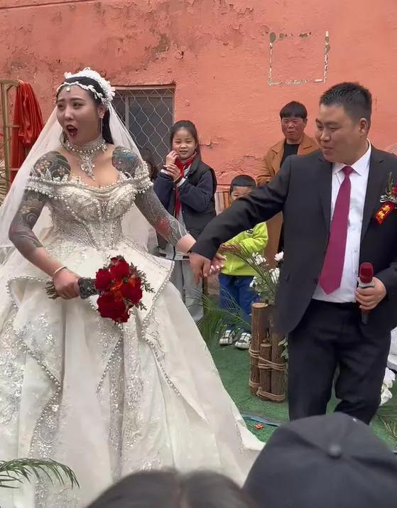 "Girl with flower arms" gets married, who dares to make trouble - iMedia