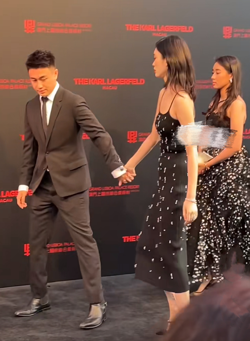 He Youjun and Xi Mengyao appeared together, the couple held hands throughout the whole process ...