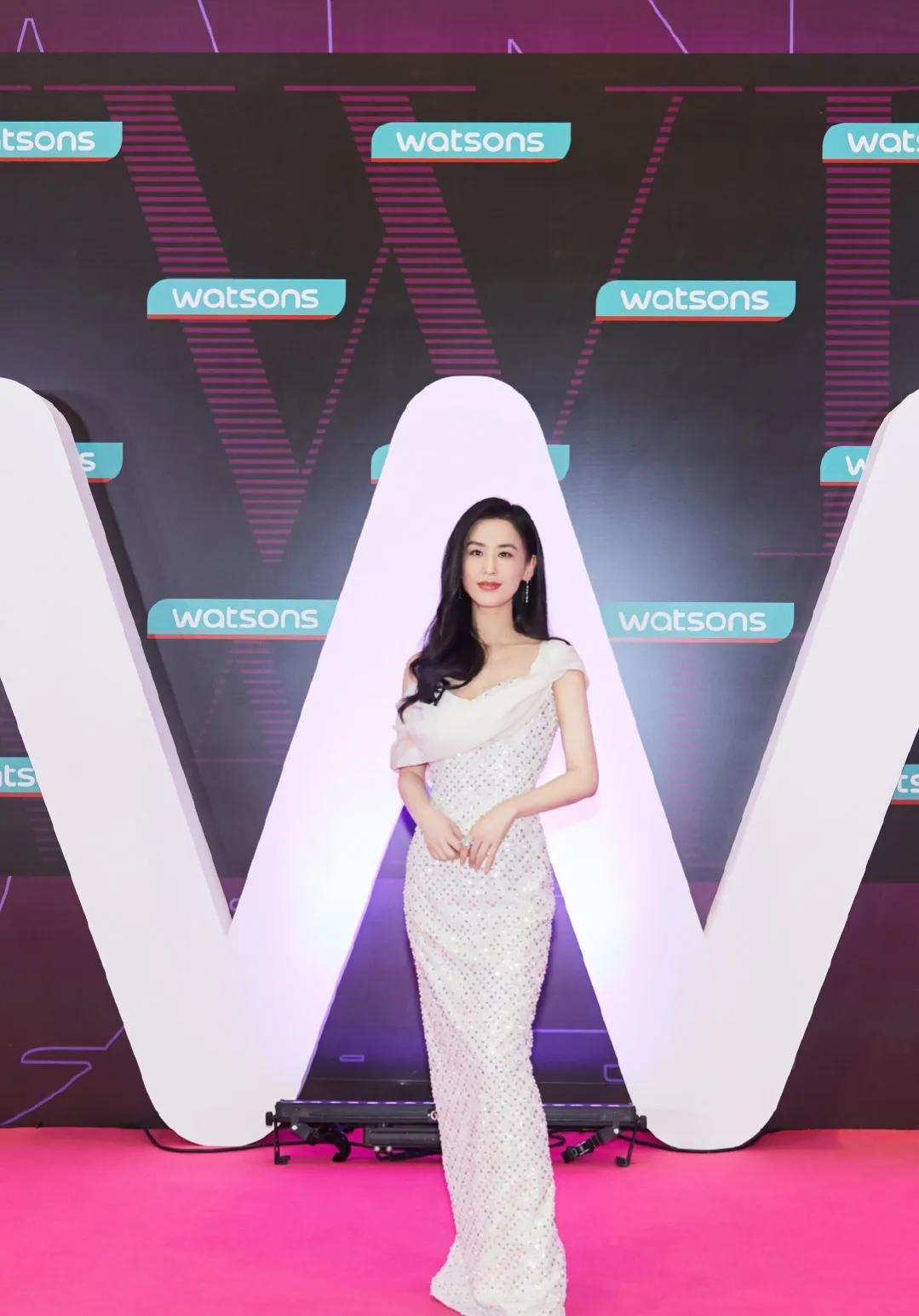 Sexy goddess, lady Huang Shengyi - iNEWS